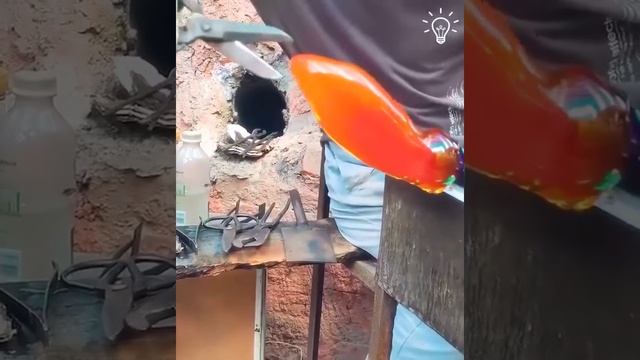 стеклодув мастерски делает статуэтку