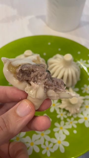 Как правильно есть хинкали.