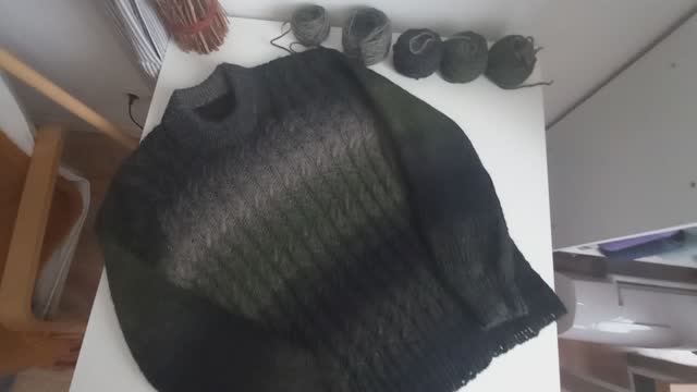 Мужской джемпер из секционной пряжи Pinori filati спицами.