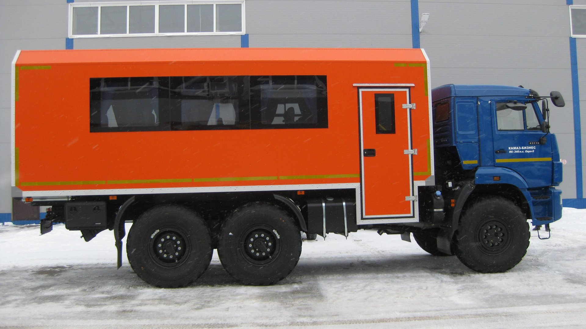 Вахтовый автобус на шасси Камаз 43118-76 , 28+2 места