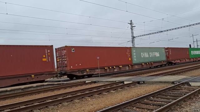 Встречные грузовой и пассажирский поезд на очень высокой скорости