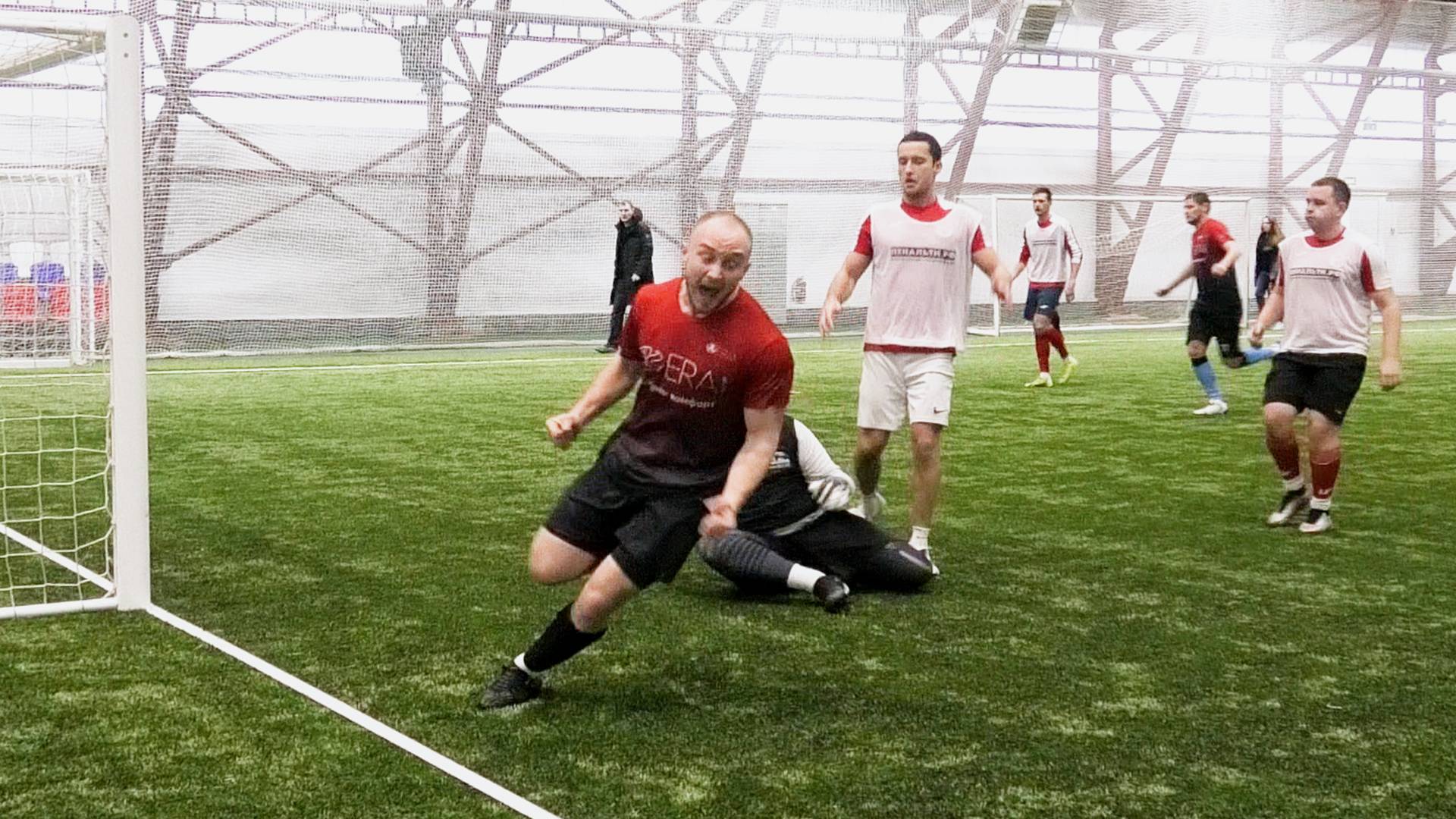 Виктор Ефремов  празднует гол в своем стиле в 1/4 финала