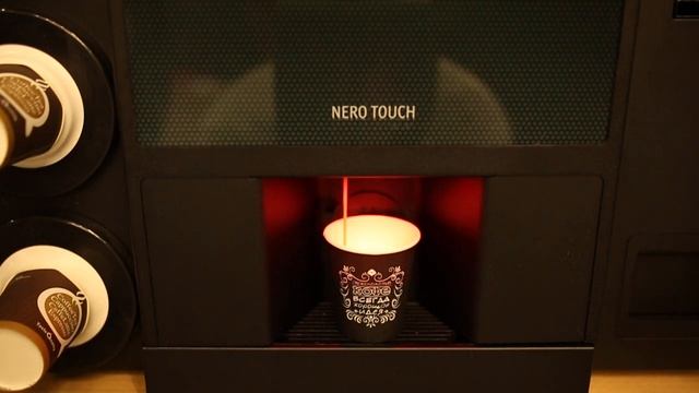 Профессиональная автоматическая кофемашина на зерновом кофе Unicum Nero наливает капучино