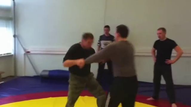 Атака  подсечкой с прихватом рук