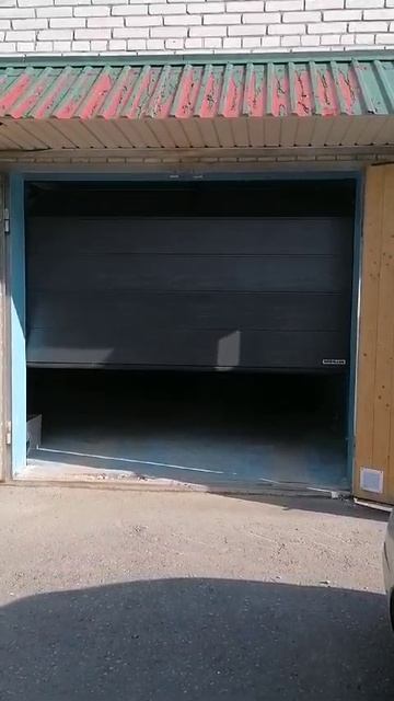 Секционные ворота открываются 2