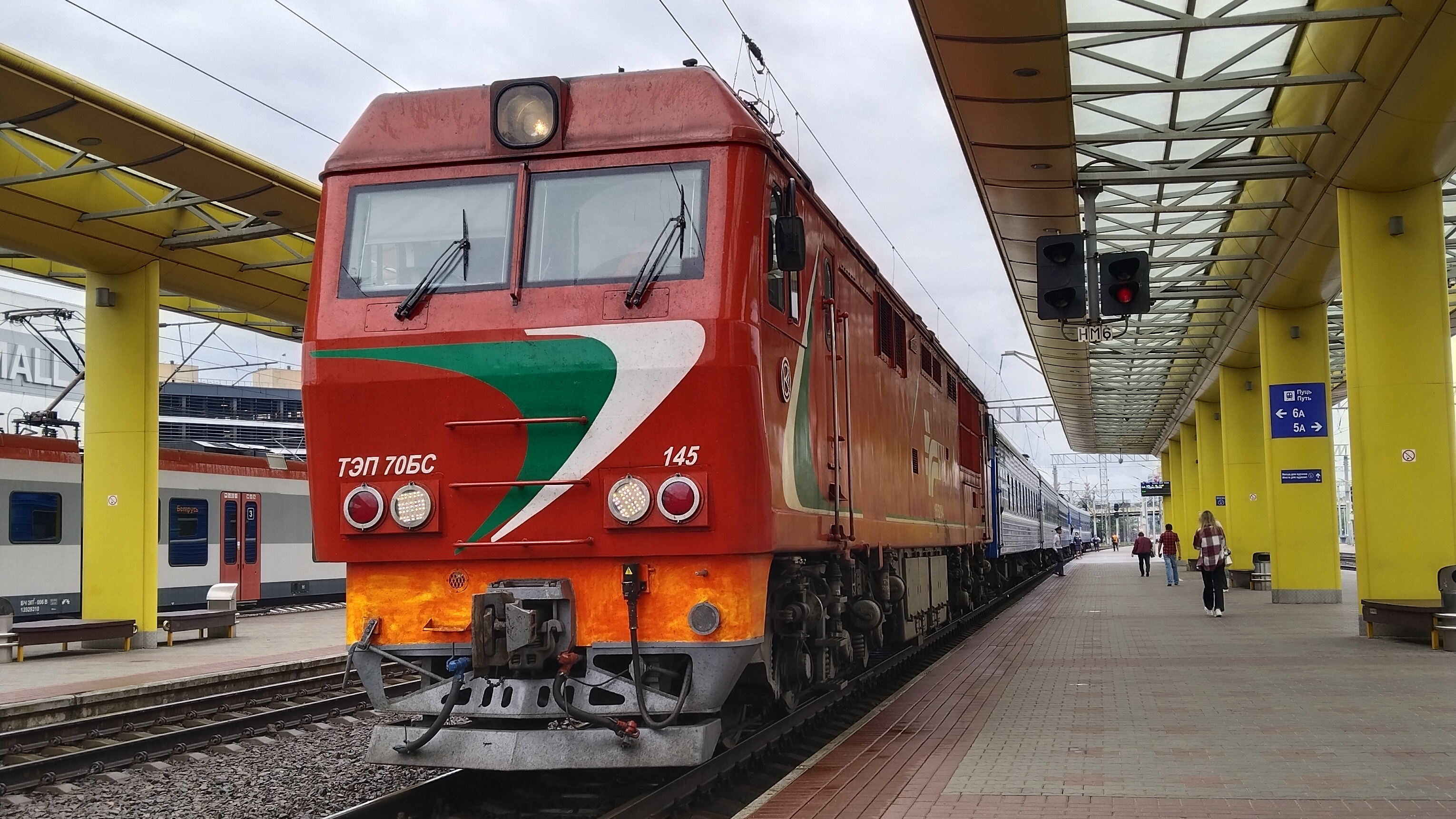 Прибытие на станцию Минск-Пассажирский, ТЭП70БС - 145  с пассажирским поездом.