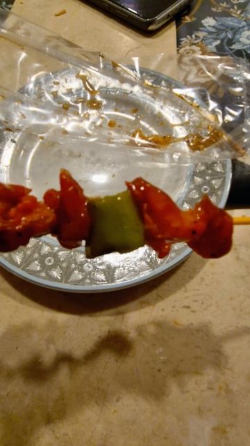 Пробую шашлык из крокодила