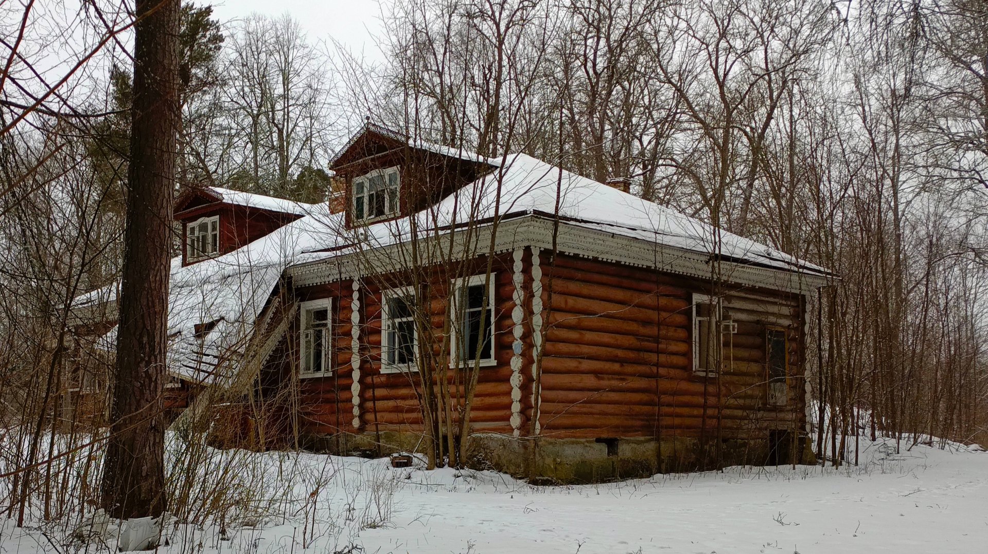 Дом управляющего имением Сназиных-Тормасовых и подземный ледник под ним для хранения продуктов.