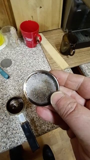 Как быстро почистить сеточку рожка кофеварки