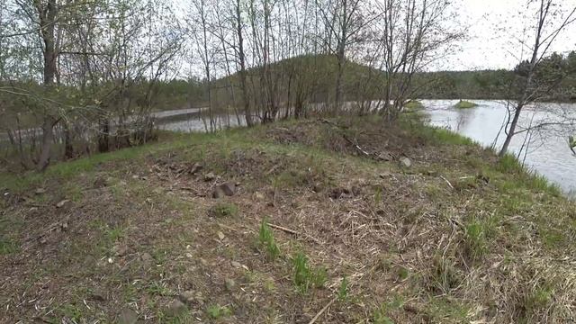 Поход на пакрафте. Лагерь на не обитаемом острове. Колбаски на гриле.