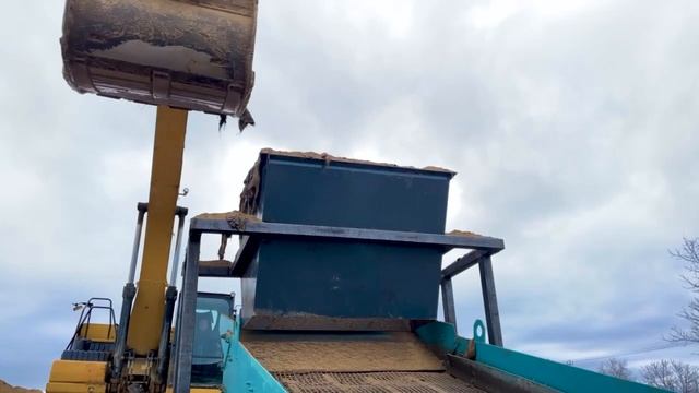 Вот так в Анапе очищают песок от мазута