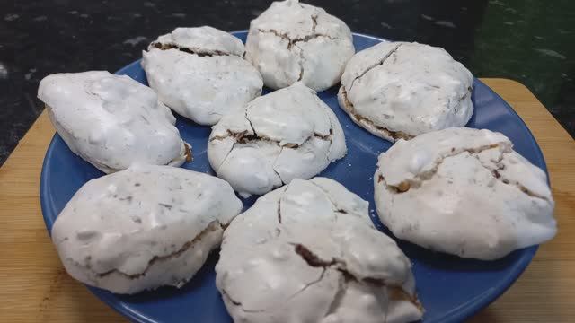 Десерт "Безе с шоколадом и орехами// семья оценила