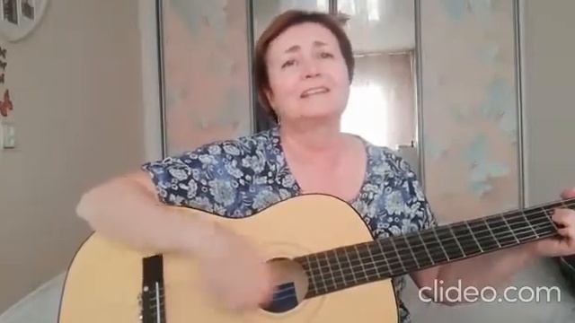 Тамара играет и поет,  моя ученица.