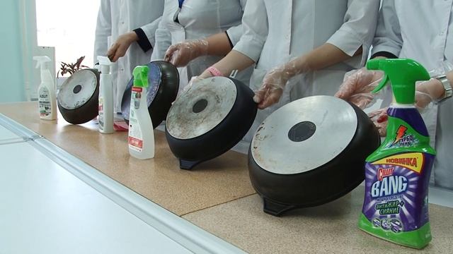 Как очистить посуду с антипригарным покрытием от жира и нагара?