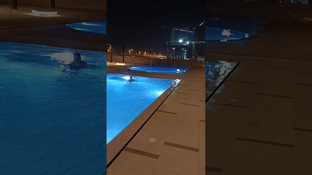 Бассейн на пятом этаже небоскрёба 🏊♀️🇦🇪🌴
