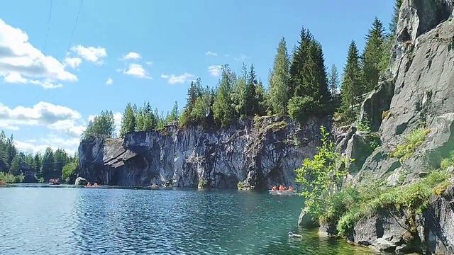 На лодке по большому мраморному каньону. Горный парк  Рускеала, июль 2024