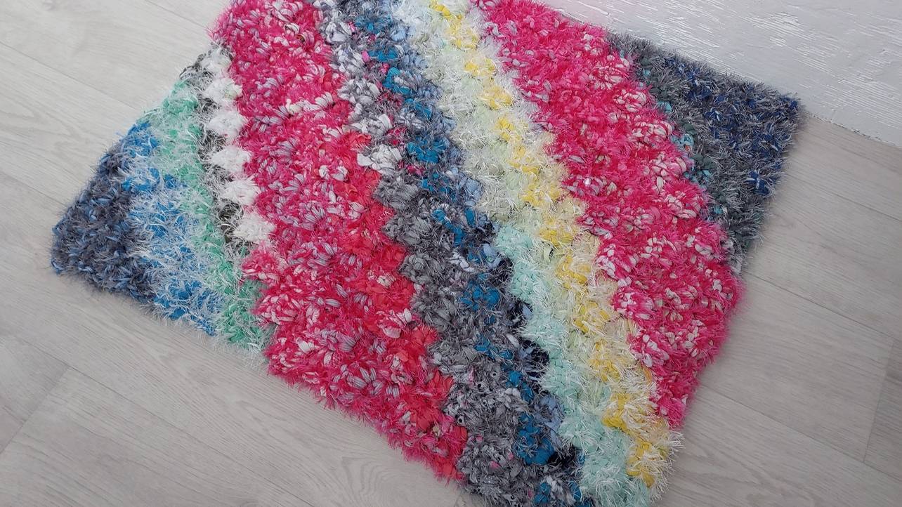 ТЕПЛЫЙ и МЯГКИЙ КОВРИК КРЮЧКОМ. ТВОРИМ КРАСОТУ из НЕНУЖНОЙ ОДЕЖДЫ!