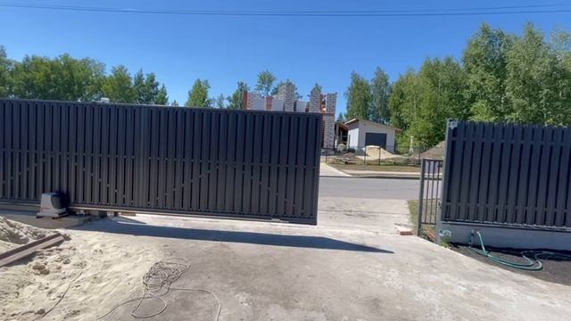 Откатные ворота закрываются