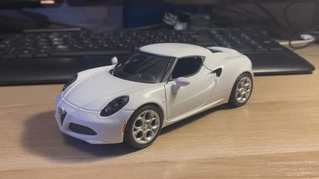 Обзор модели Alfa Romeo 4c в масштабе 1/24 от Motormax