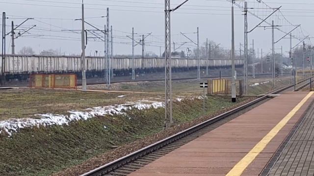 Чёрная Людмила, Тепловоз ТЭ109 едет с полувагонами