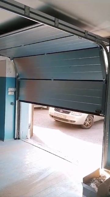 Секционные ворота открываются