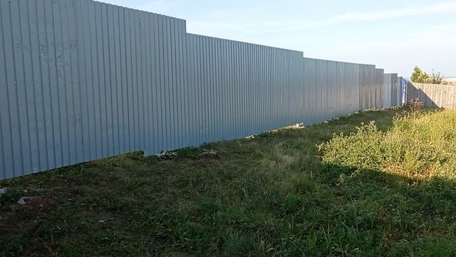 Забор из профлиста в Красноярске, не кондиция, цвет к соседям