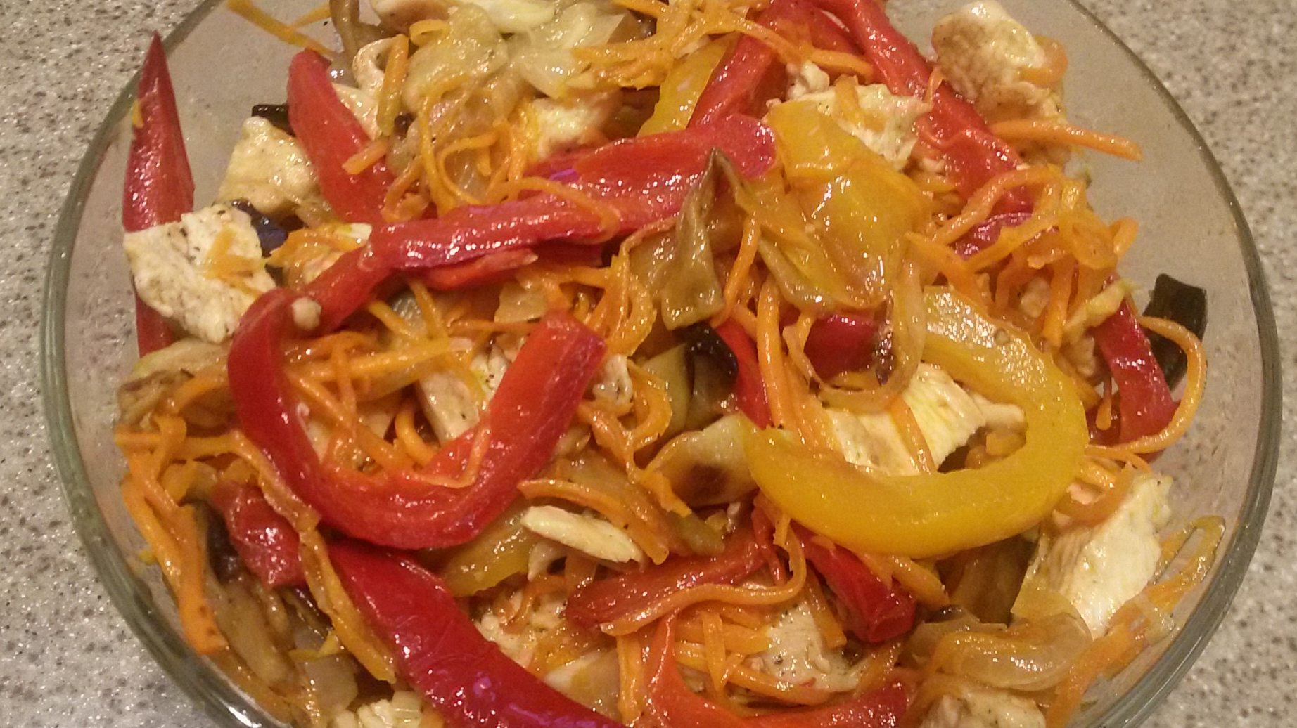 Салат с куриной грудкой - простой, вкусный рецепт с баклажаном и соусом без майонеза.