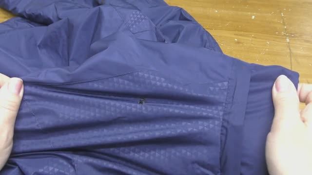 Как незаметно поставить заплатку на куртке .