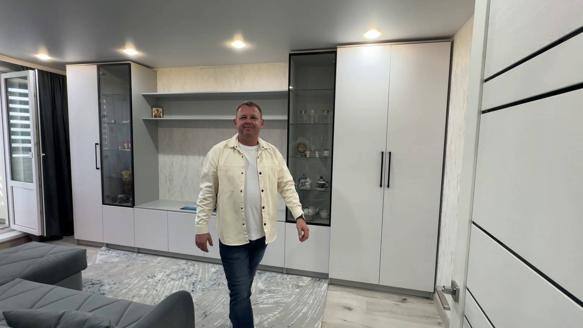 Гостиная стенка-гардероб. Шкафы со стеклом для посуды и для одежды