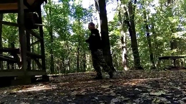 Метание ножа снизу