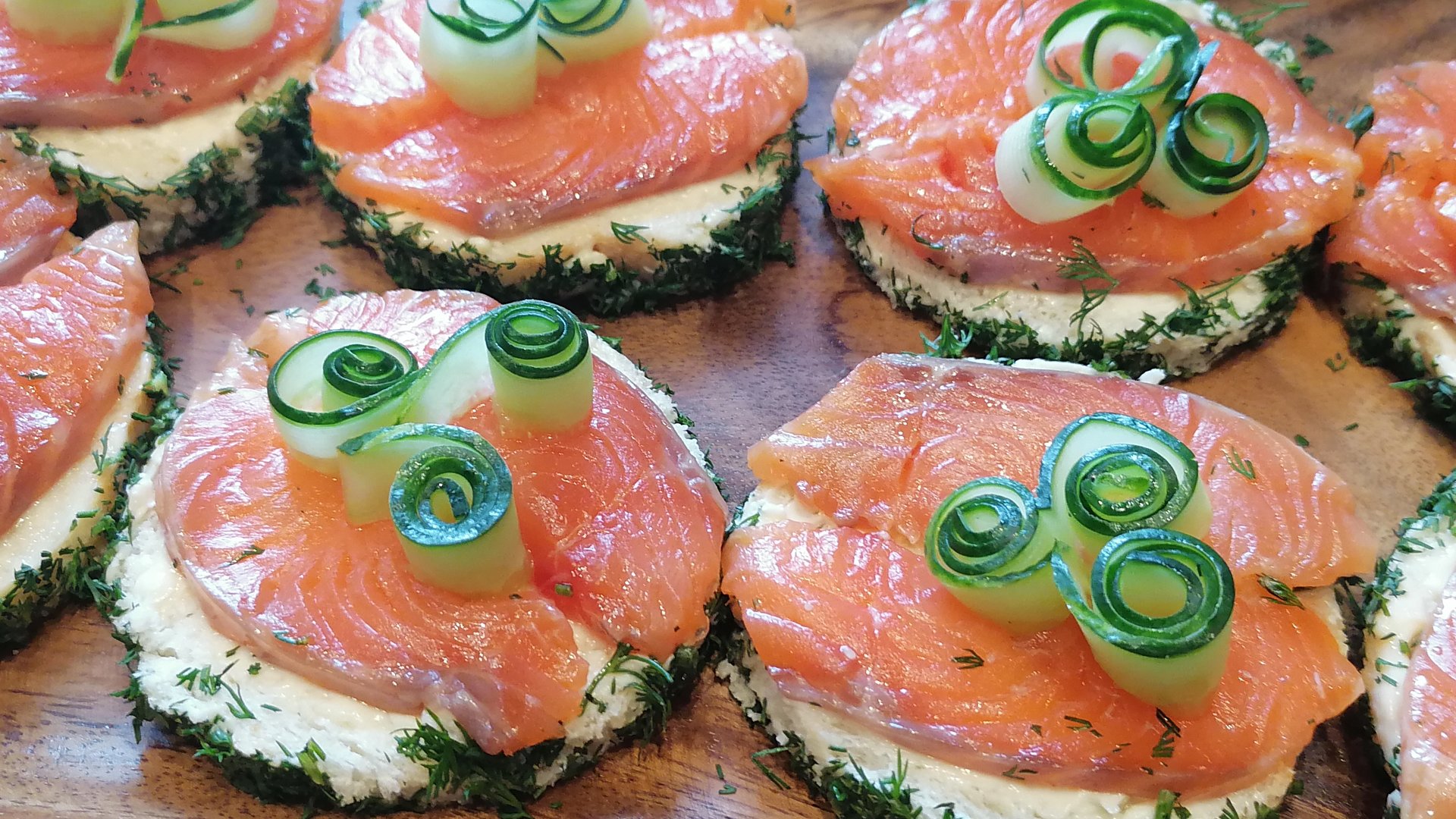 Красивые бутерброды с красной рыбой на праздничный стол. Как солить красную рыбу - горбушу, форель.