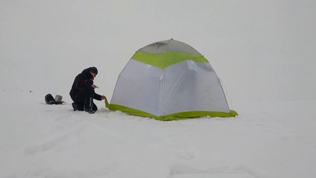 Зимняя рыбалка в палатке на озере