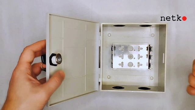 51540 Коробка распределительная на 3 плинта пластиковая (18*7,5*17см), замок