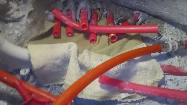 Ремонт трубок, теплый пол. Дом в деревне.