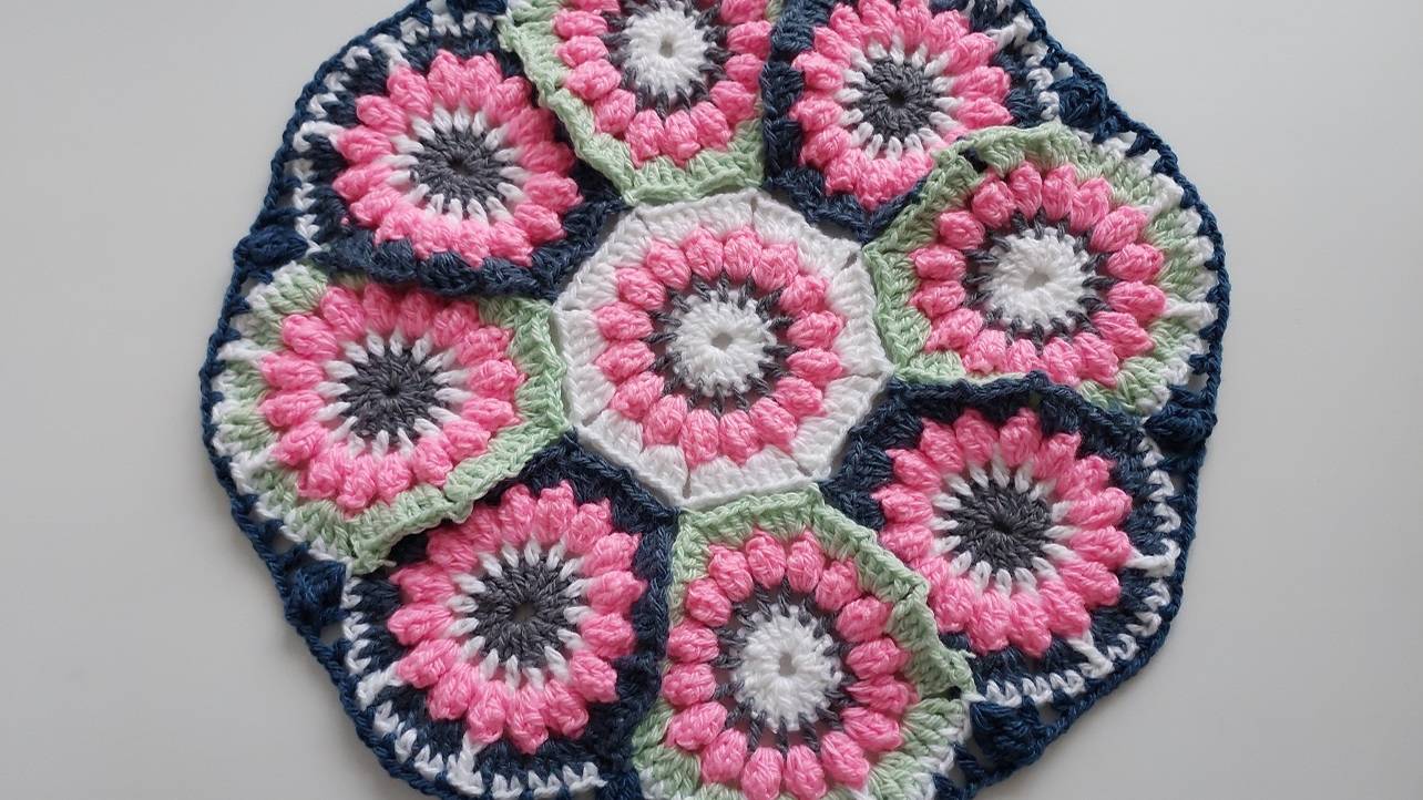 ОБЪЕМНАЯ СИДУШКА КРЮЧКОМ. СИДУШКА ИЗ МНОГОУГОЛЬНЫХ МОТИВОВ.