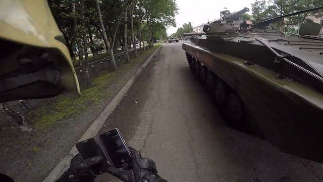 На мотоцикле. перекрыл дорогу танкам.Владивосток , Уссурийск, ТАНКИ.