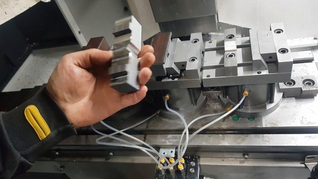 Установка деталей в тиски пневматические серии ТП 95.300