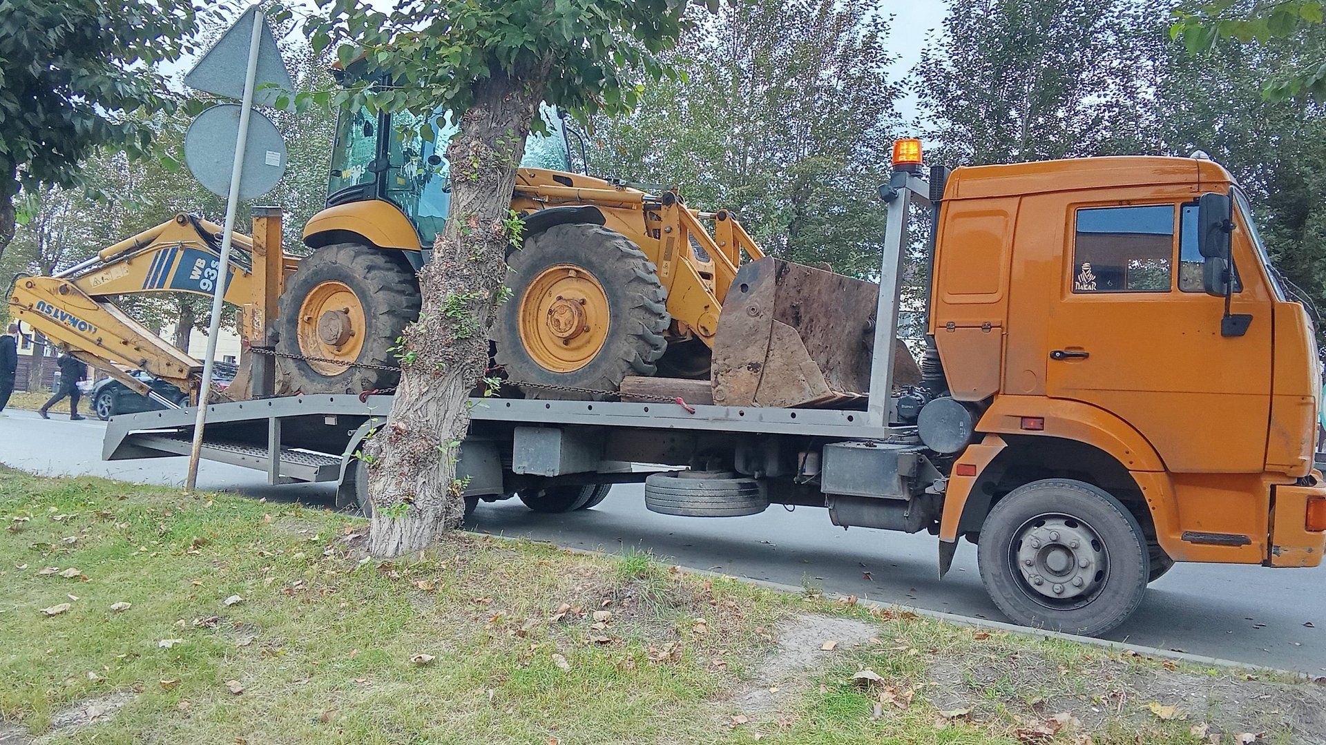 Работа на эвакуаторе. Перевозка мини экскаватора.