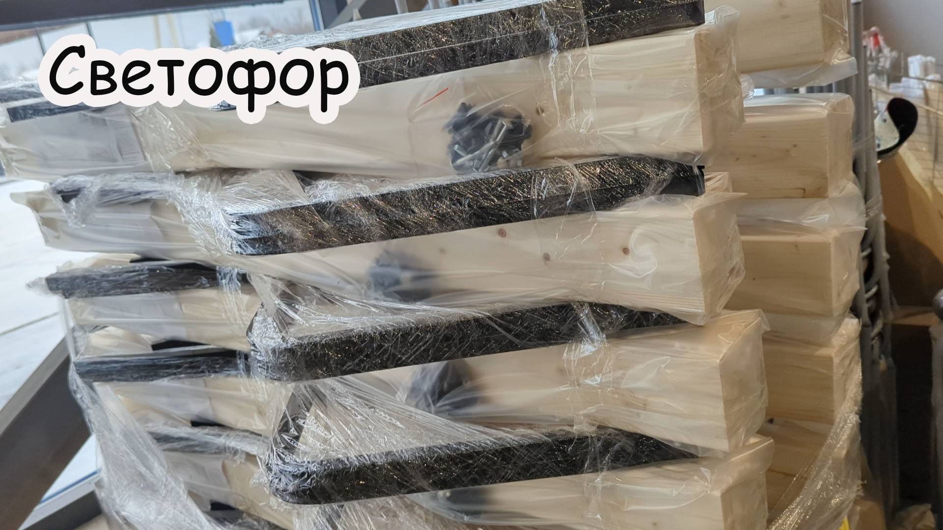 Ого, в Светофор привезли садовую мебель, цветы, подарочные наборы. Что раскупают люди в январе 2025