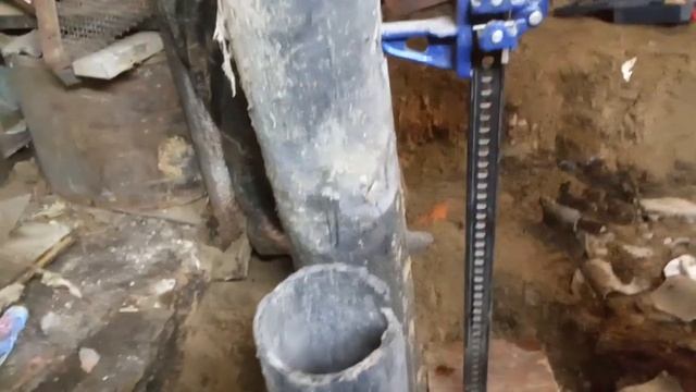 Как вытащить пластиковую трубу от скважины из земли