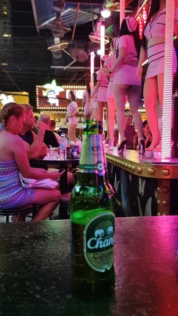 Бутылка пива в баре на Пхукете