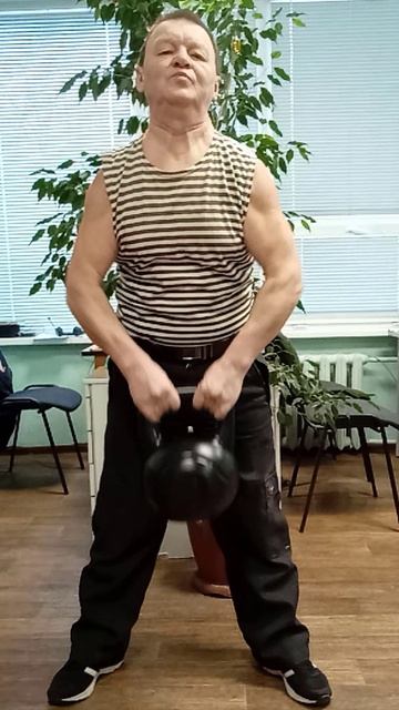 Упражнение с гирей