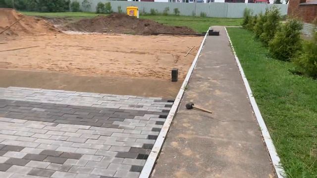 Укладка брусчатки на территории Огудневской школы №28