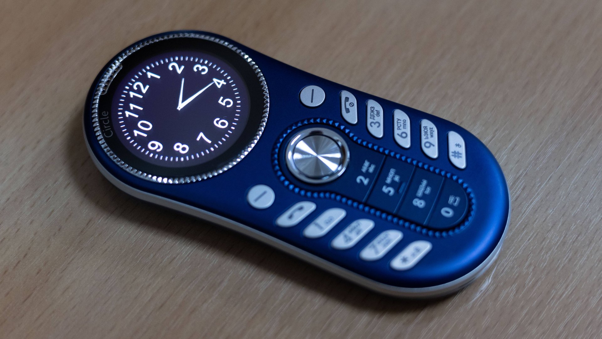 BQ 1416 Circle - подробный обзор стильного мобильного телефона с круглым экраном