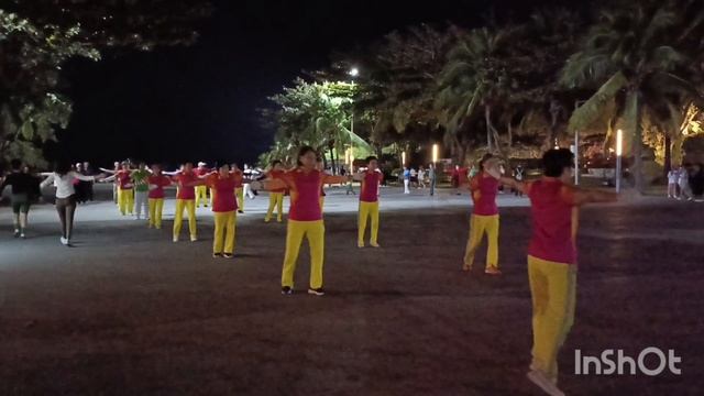 Вечерняя китайская разминка. Занимаются ежедневно, (во всех городах в которых я побывала-видела)
