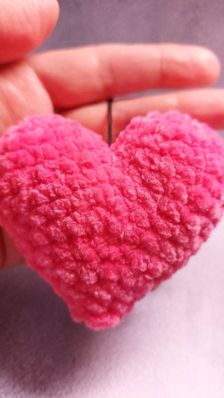 НЕЖНЕЙШЕЕ розовое сердце крючком из плюшевой пряжи💞😍 Ссылка на МК в комментариях и описании