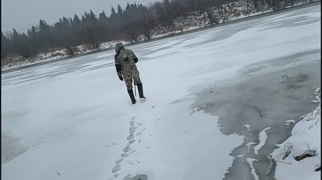 ВСЕ ТРЕЩИТ!! ЧЕРЕЗ БОЛОТО на ПЕРВЫЙ ЛЕД 2024г