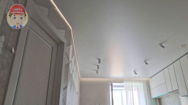 ПАРЯЩИЙ натяжной потолок САТИН белый в КУХНЕ-гостиной. Было - Стало. До и после.