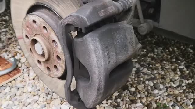 Замена передних колодок на Шкода Кодиак.