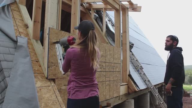 Жизнь с нуля #016. Достраиваем каркас эркера и обшиваем его.